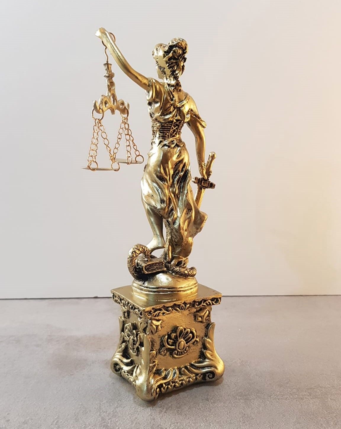 Adalet Heykeli Masa Saati (26 cm) | Themis Heykeli Masa Saati